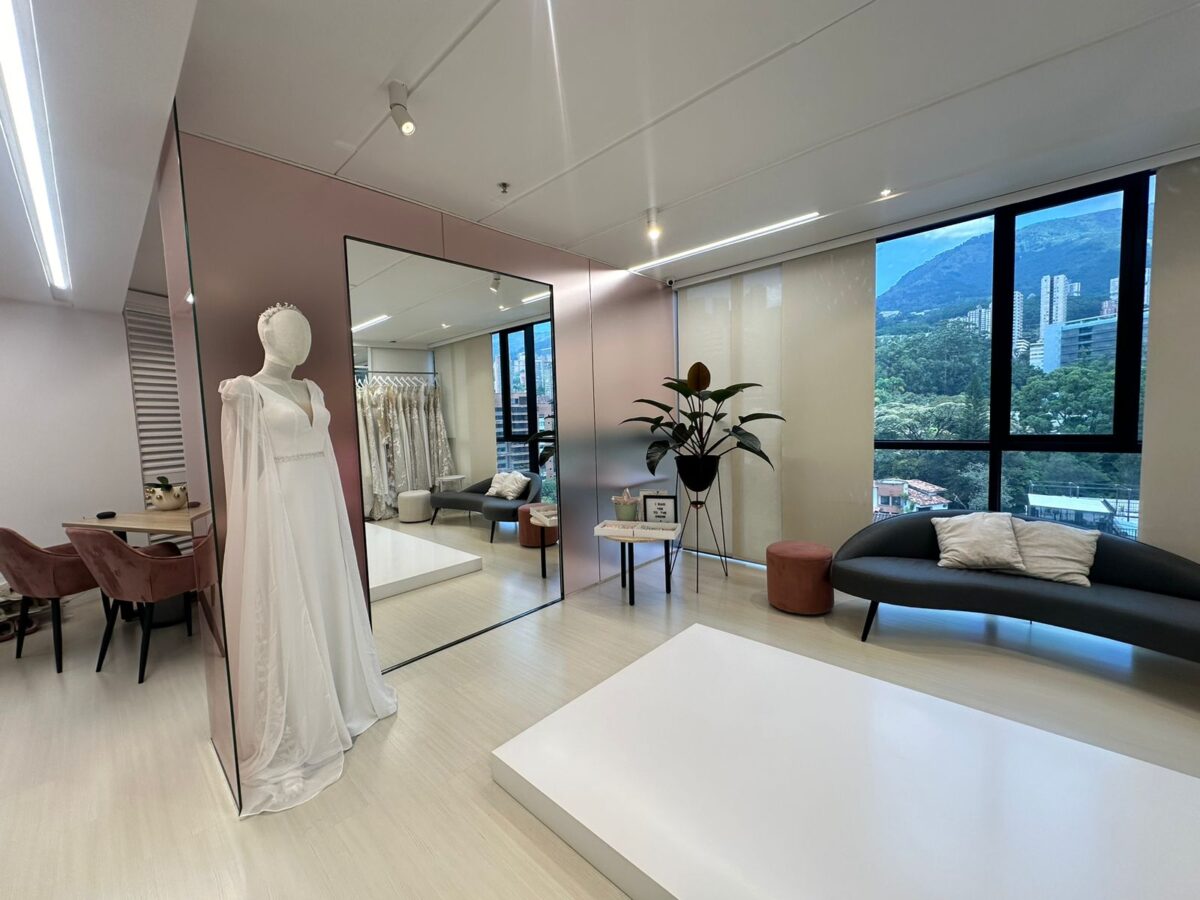 Nosotros - Aura Novias